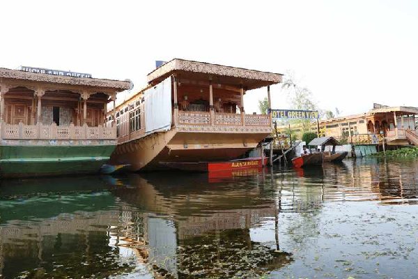 Best Houseboat to Stay Near Dal Lake -Srinagar | KashmirHills